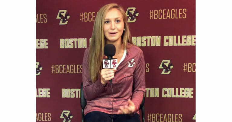 Dos corredoras ayudan a una tercera que ha colapsado