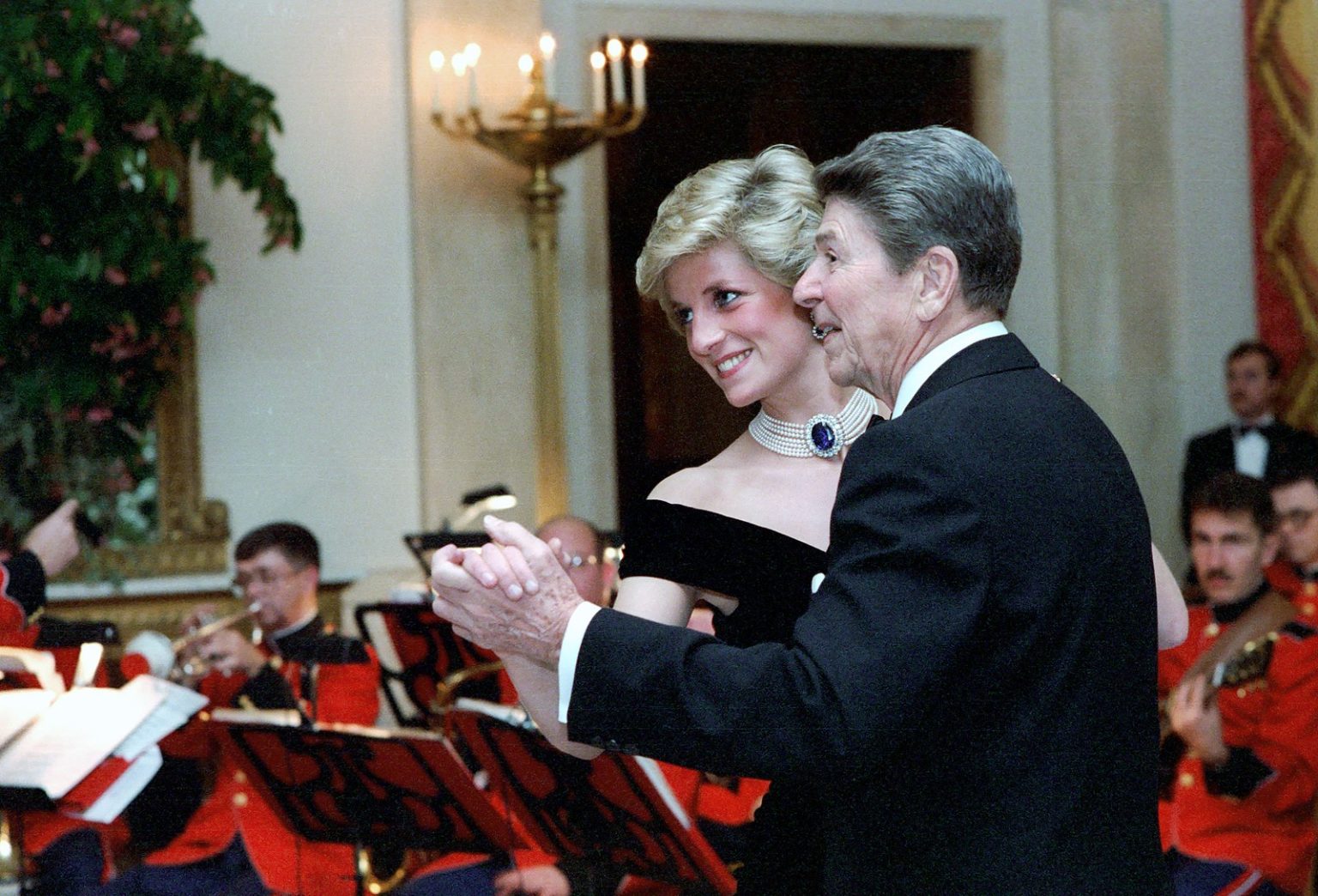 Princess Diana 'visibly blushed' while dancing with Neil Diamond at ...