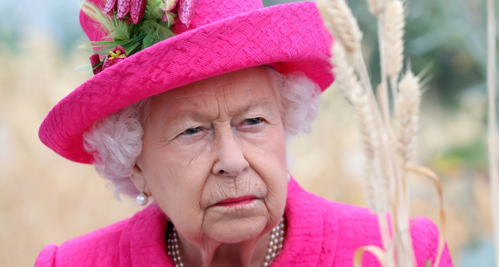 Queen Elizabeth has two phone contacts she 'always' answers - 'He ...