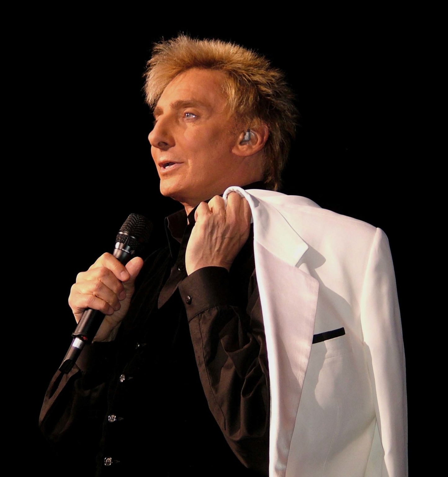 Meet the man Barry Manilow’s been with for almost 40 years - Alawassef