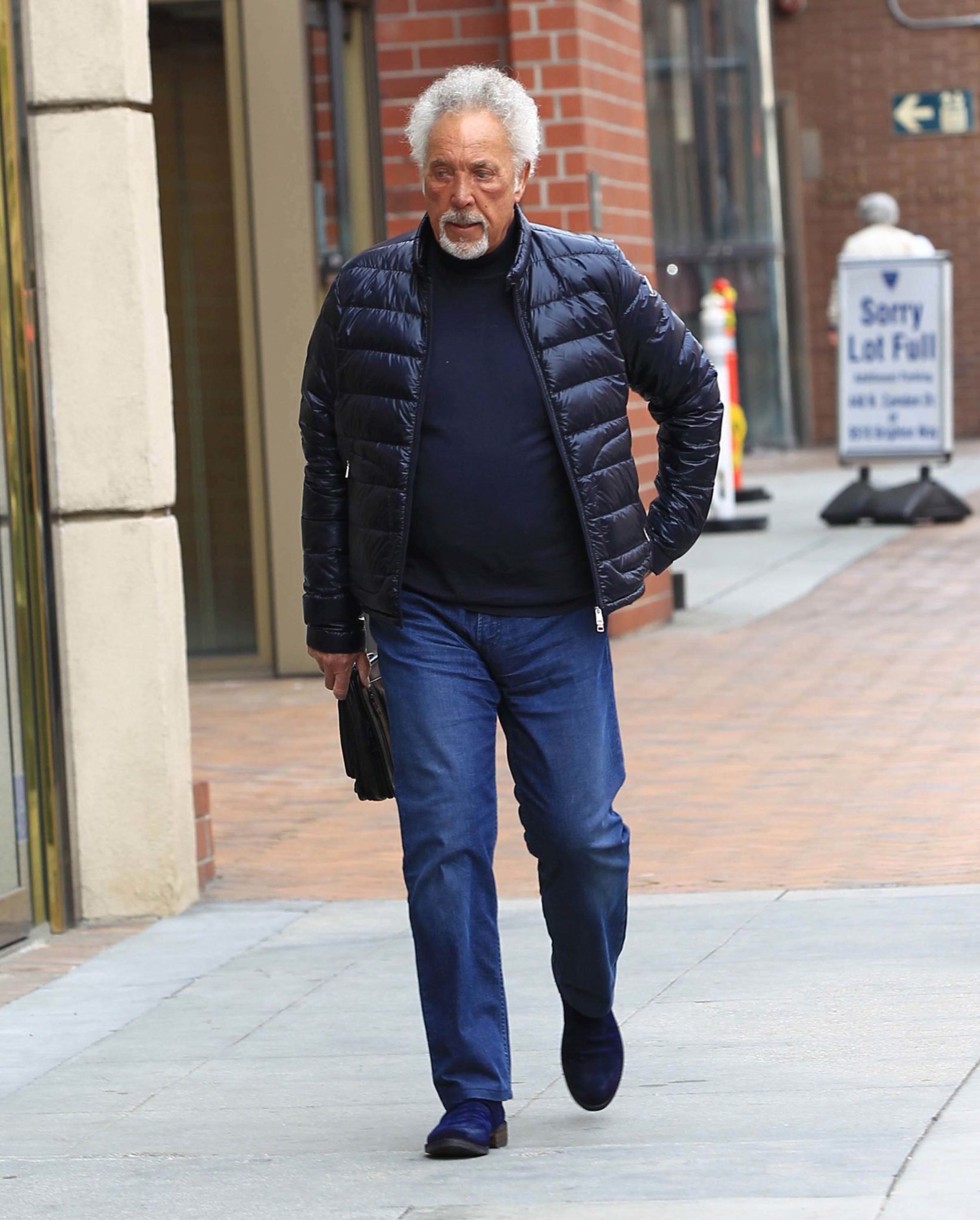 Tom Jones speaks out on his health following rumors of him collapsing ...