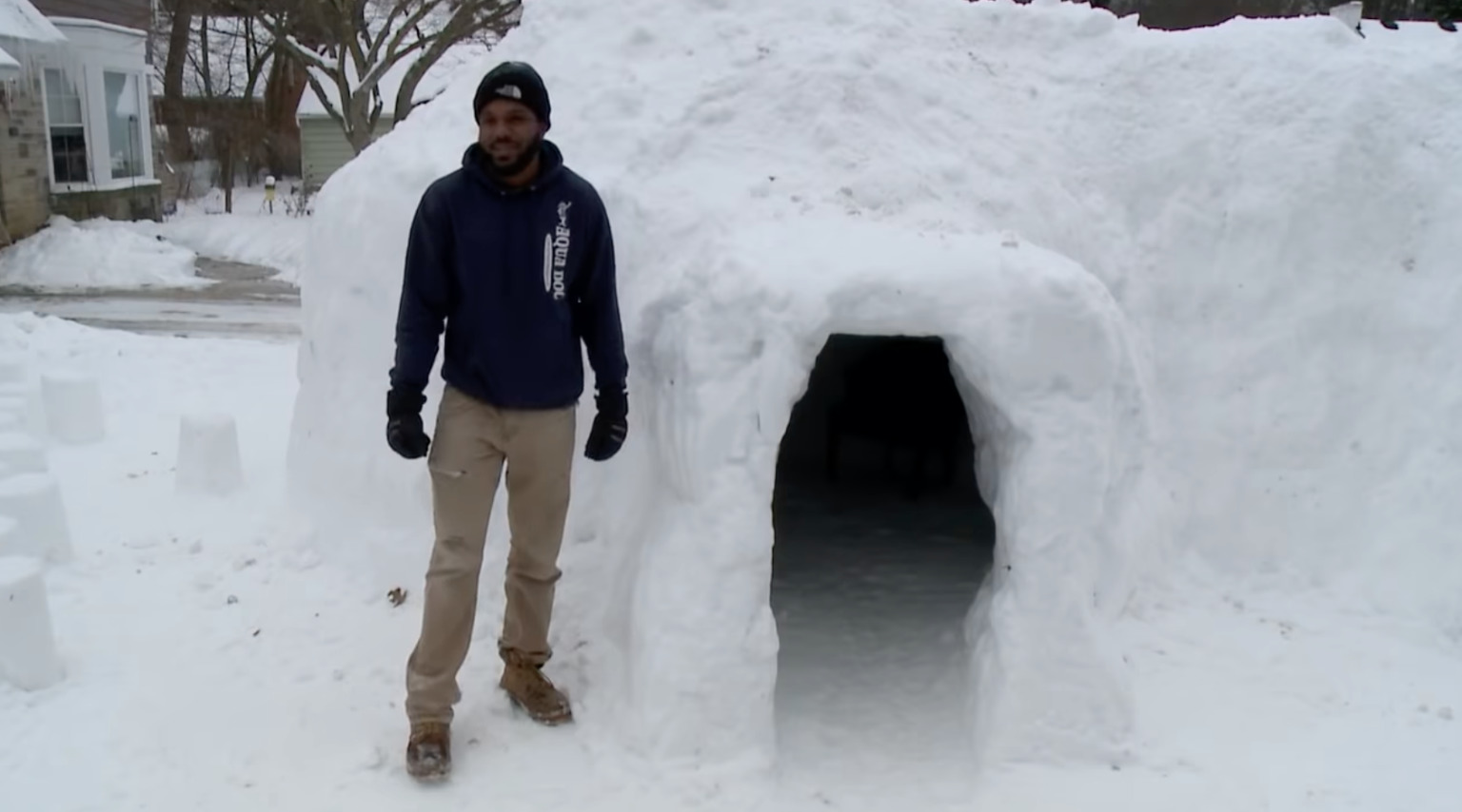 This Ohio man was able to build a gigantic igloo with multiple rooms ...