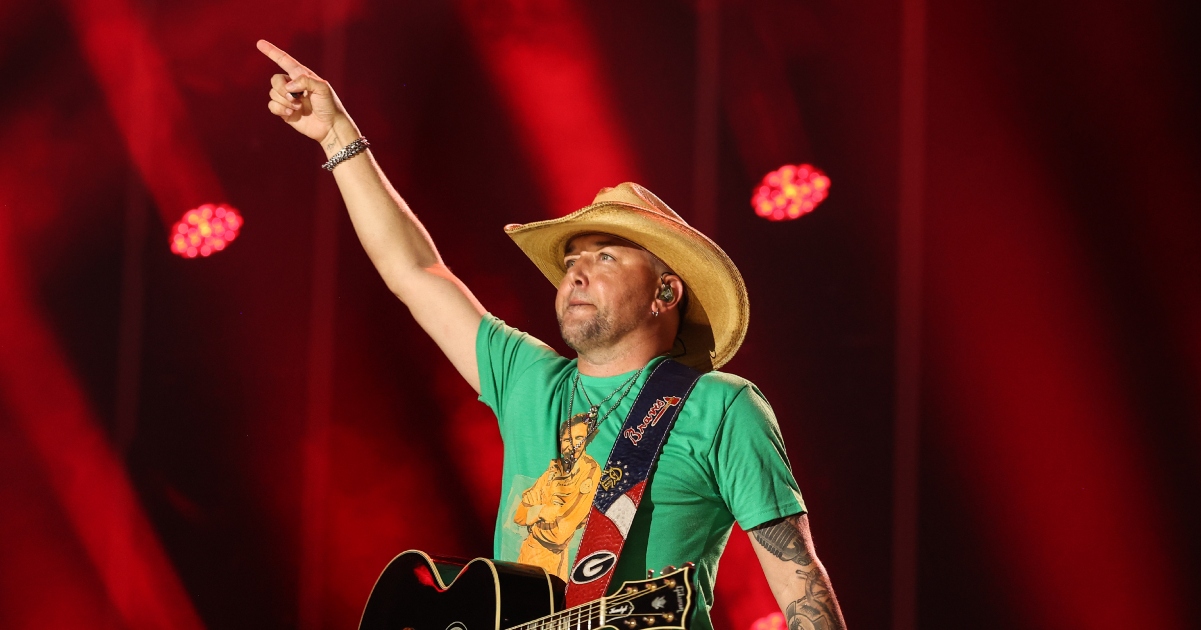 Fans of Jason Aldean worried as singer suffers health scare on stage ...