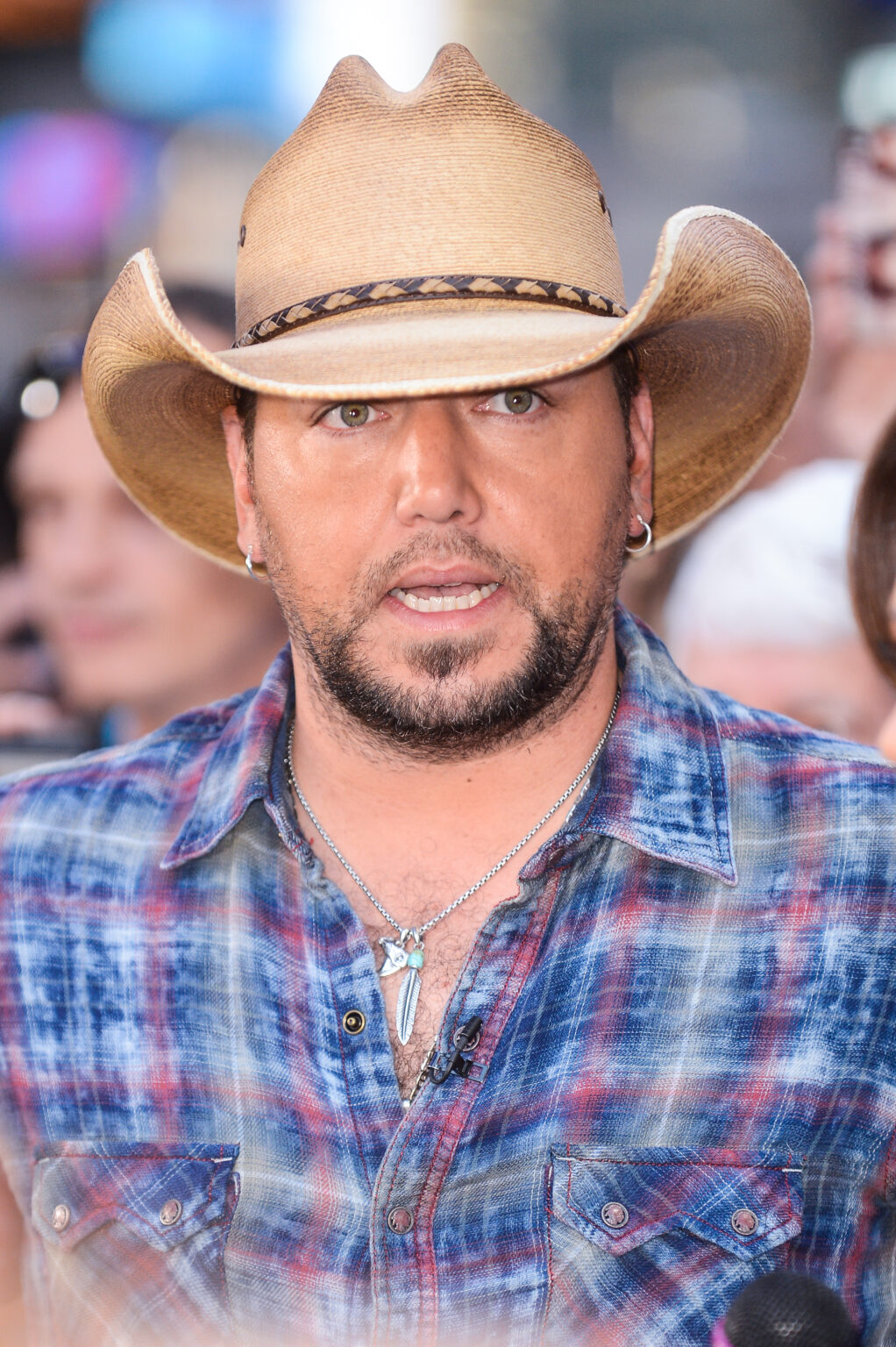 Fans of Jason Aldean worried as singer suffers health scare on stage – show rescheduled