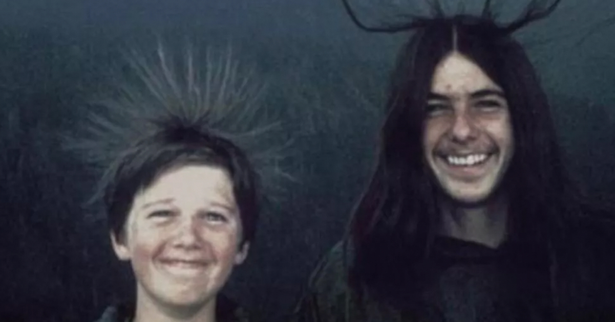 Eerie photo shows two brothers grinning with hair standing on end ...