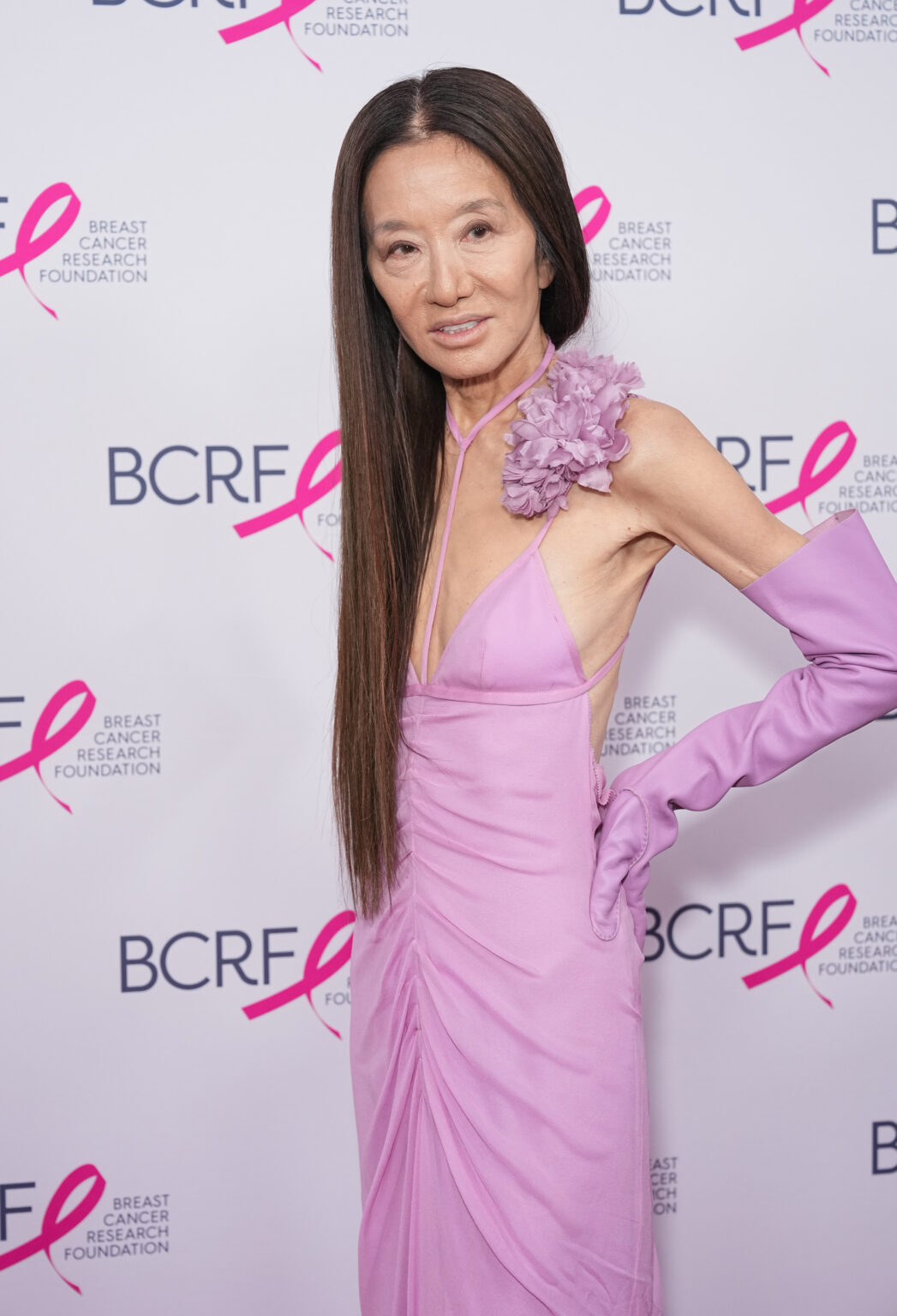 Vera Wang, 74, 'aging backwards' in new poolside pics
