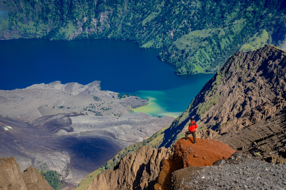 Tourist's heartbreaking final texts to mom after volcano fall