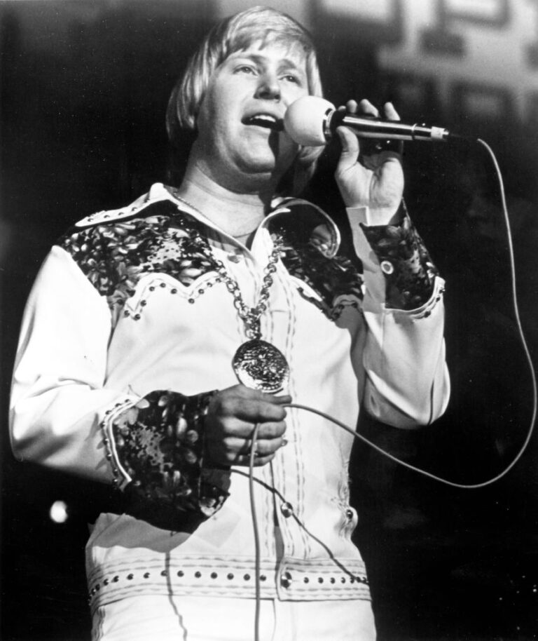 Country singer dies aged 74 as tributes pour in for star
