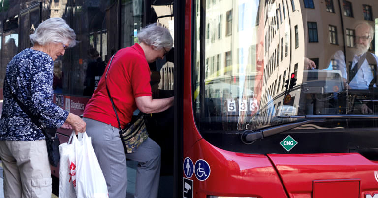 Forskaren: Res dig inte upp för äldre på bussen