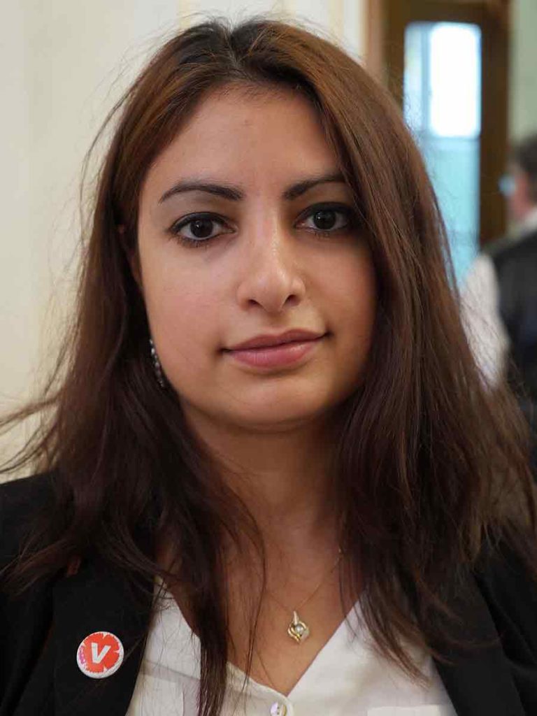 Nooshi Dadgostar: Allt du behöver veta om Vänsterpartiets nya partiledare