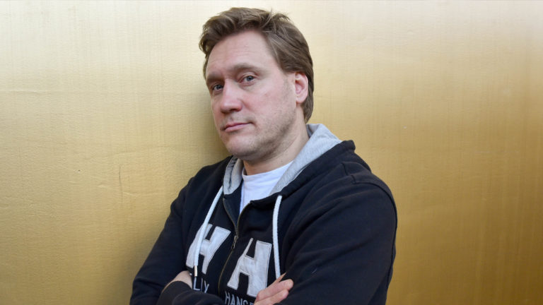 Samuli Edelmann kiertueelle tyttärensä kanssa