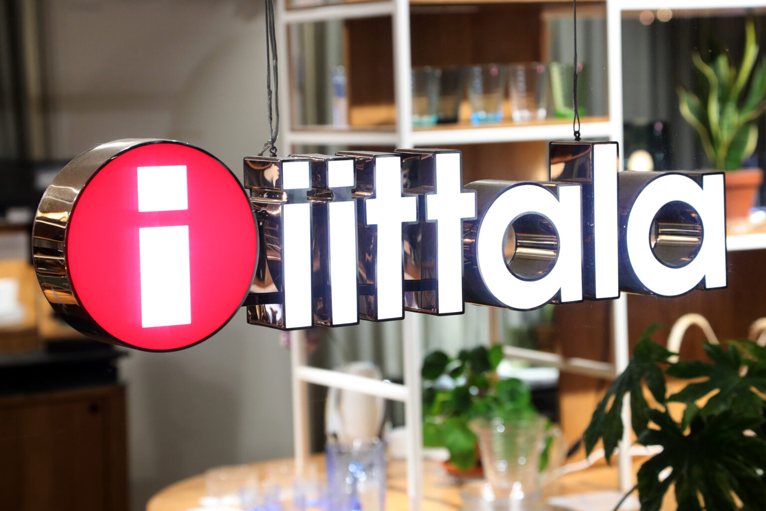 Iittala vaihtoi ikonisen i-logonsa ja kansa tyrmistyi – tuo mieleen ...