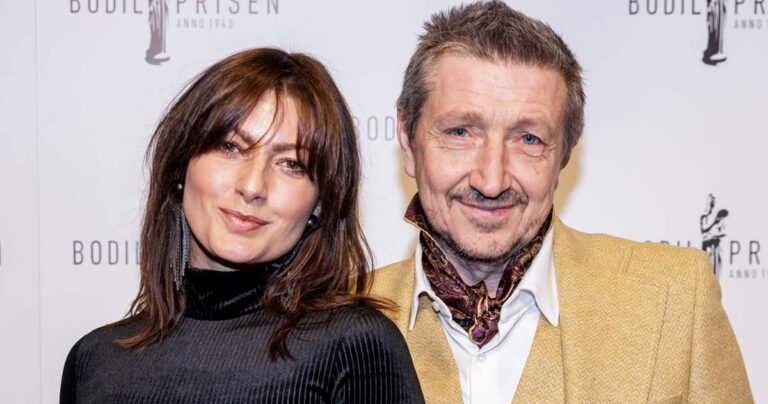 Roeren ser noget svømme mod kajakken i fuld fart – griber en kniv og ...