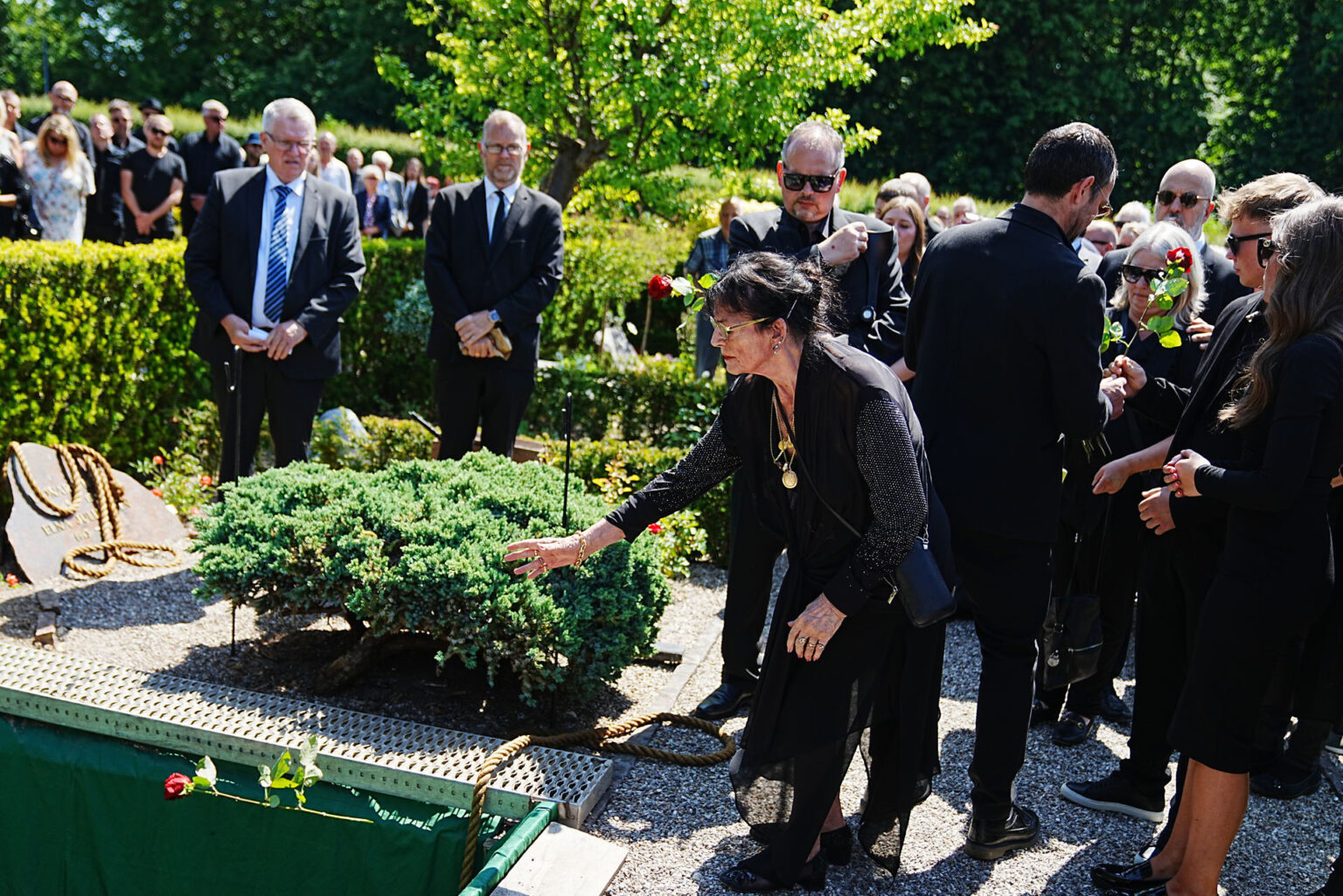 June Belli tog sidste afsked med sin Peter: Her kaster hun en rose til ...