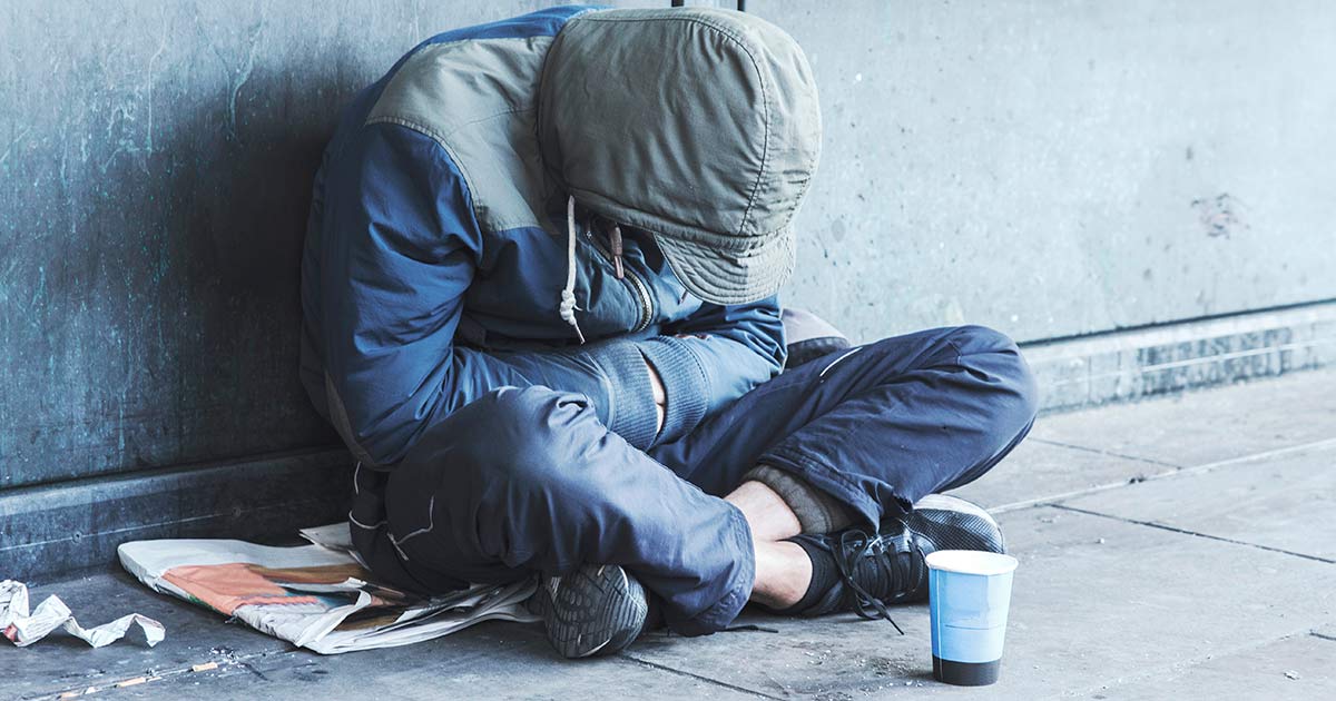 Hjemløs mand ender på politistationen, og det, der sker der, er chokerende