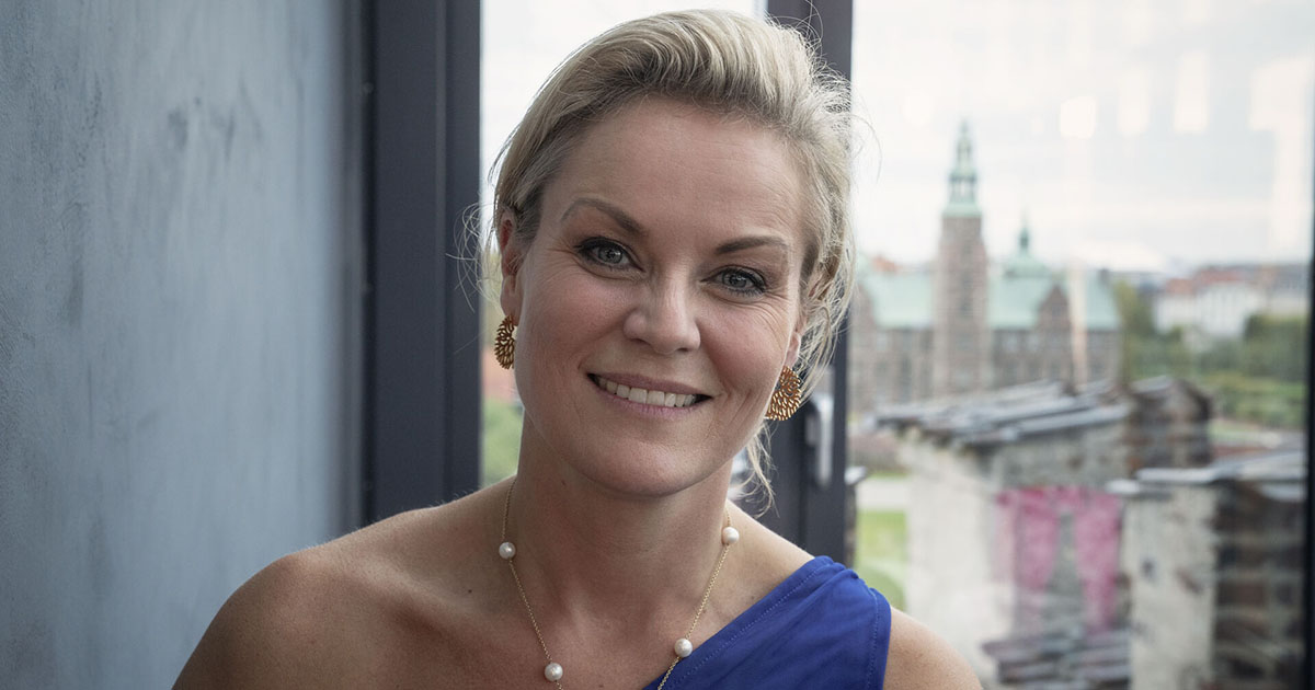 Cecilie Hother chokerer: Viser bryster for fremmede