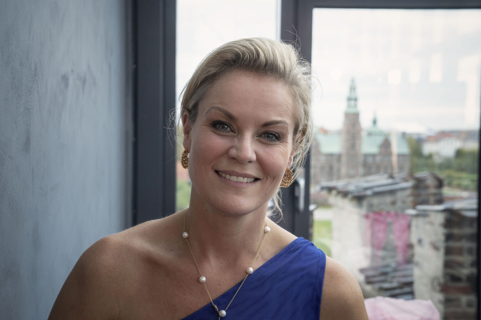 Cecilie Hother chokerer: Viser bryster for fremmede