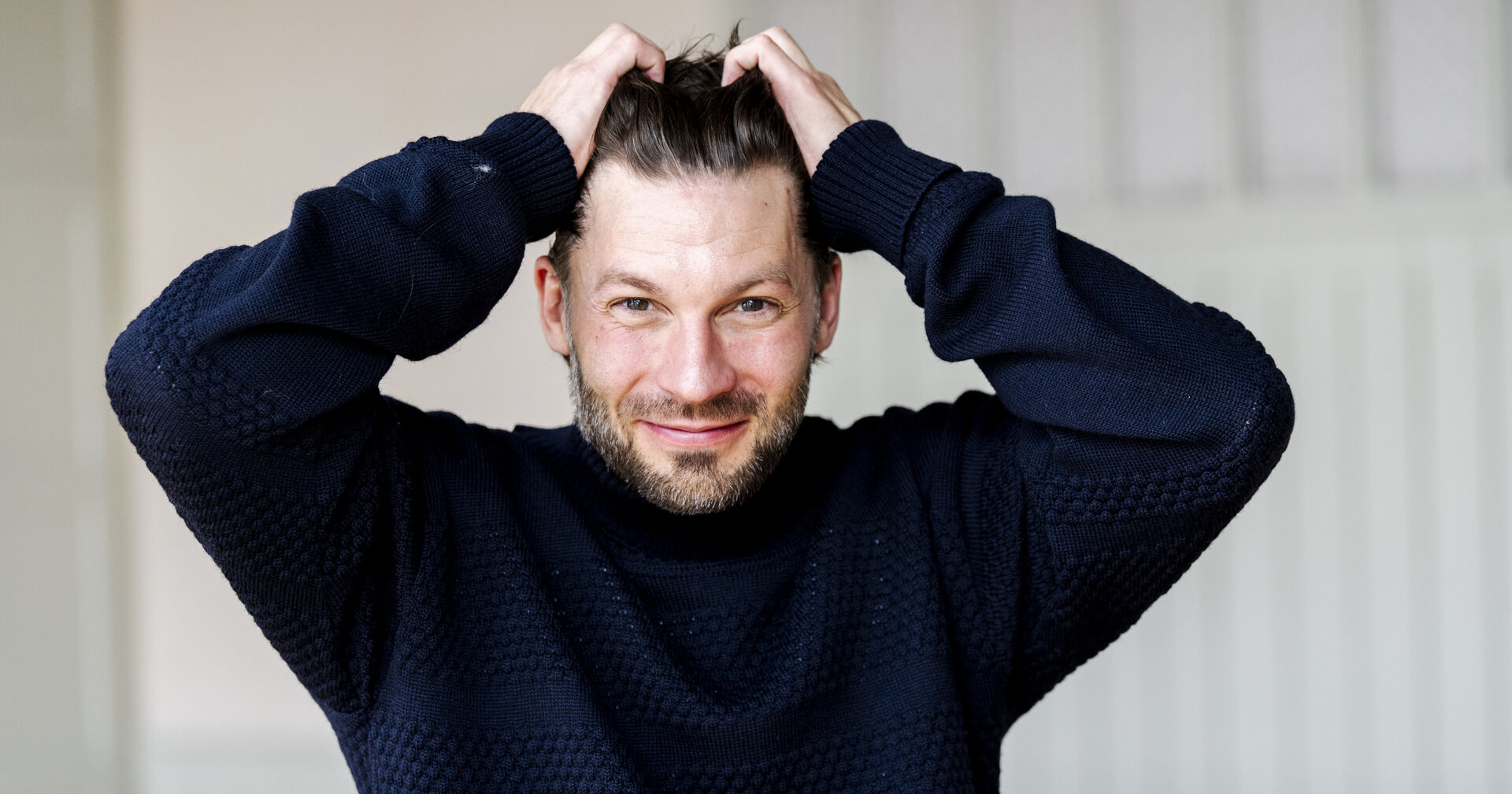 Simon Stenspil afslører: Det har han taget med fra settet på 'Badehotellet'