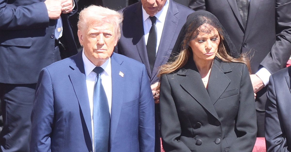 Donald Trumps mærkelige opførsel under pavens begravelse