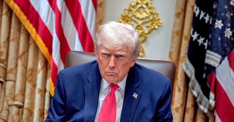 Donald Trumps hånd vækker opsigt