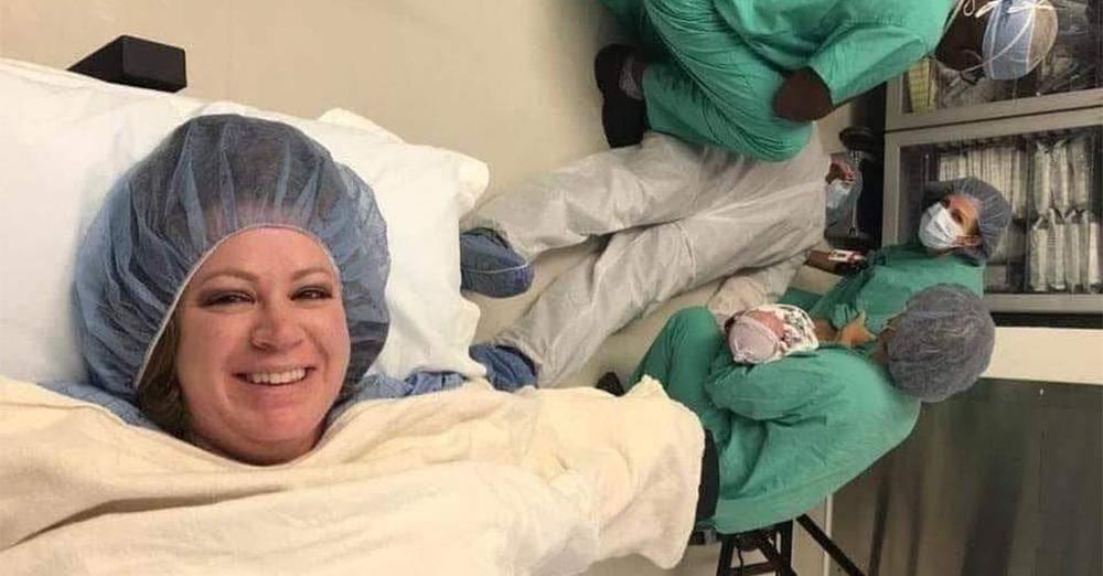 Vrouw neemt een selfie met haar man die flauwviel tijdens de bevalling ...