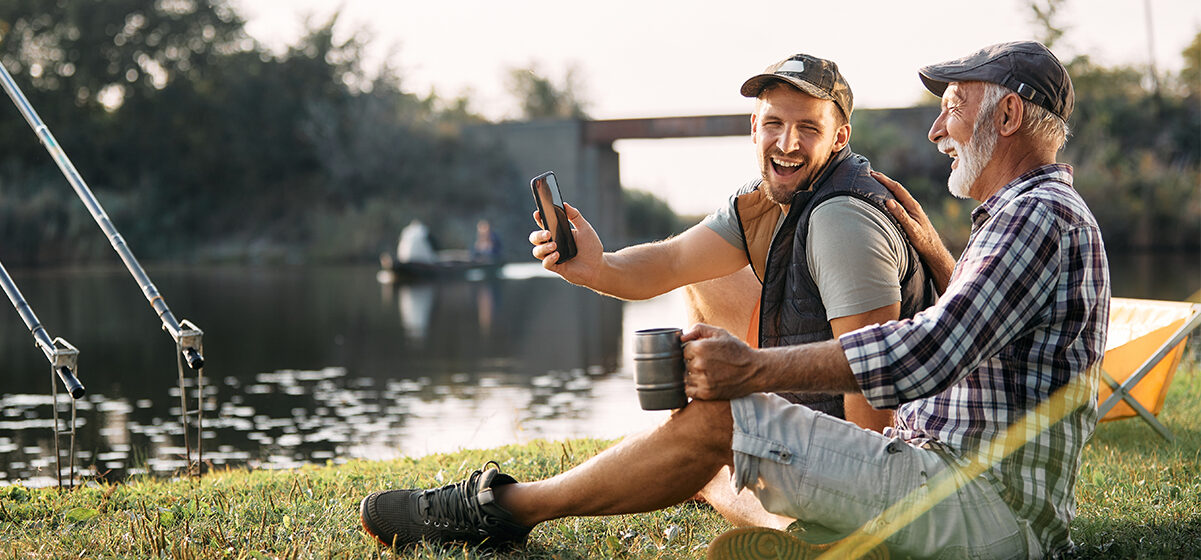 Grappig verhaal: Vier mannen op visreis praten over hun vrouwen