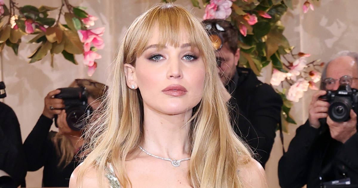 Jennifer Lawrence crée la polémique avec sa robe aux Golden Globes